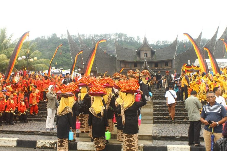 Festival Pesona Minangkabau Dibuka Dengan Meriah di Istano Basa ...